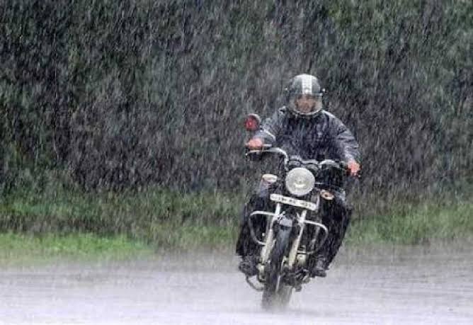5 Tips Aman Naik Motor Saat Hujan - telisik.id