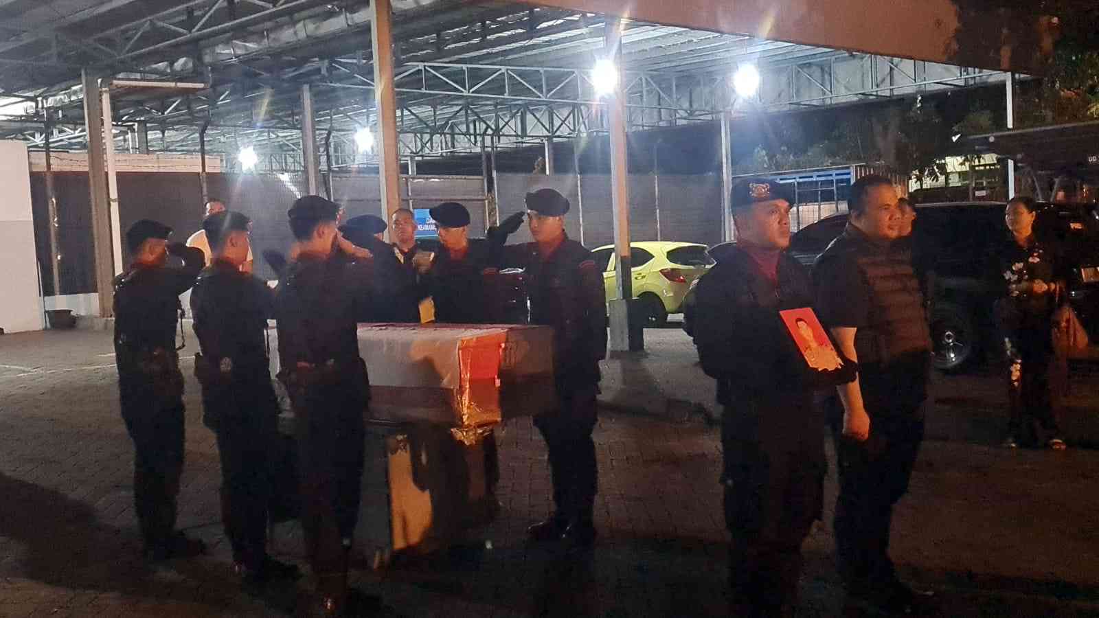 Kapolri Naikkan Pangkat Anumerta ke Almarhum AKP Ulil Ryanto - telisik.id